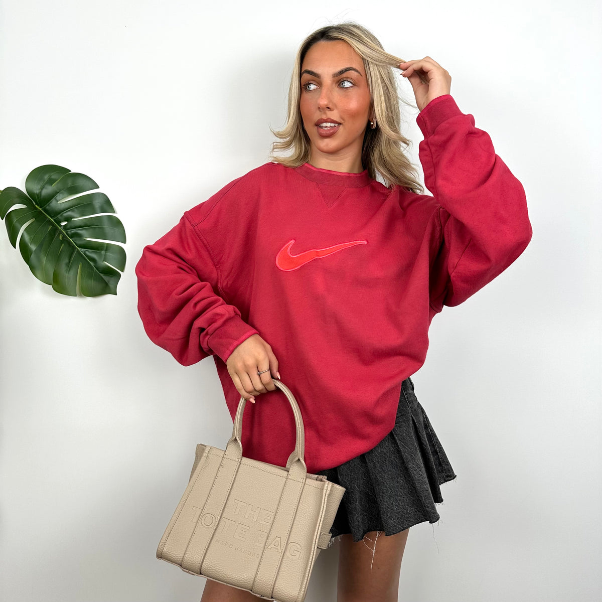 Nike Red Embroidered Swoosh Sweatshirt (XL) – Jamie Online Vintage