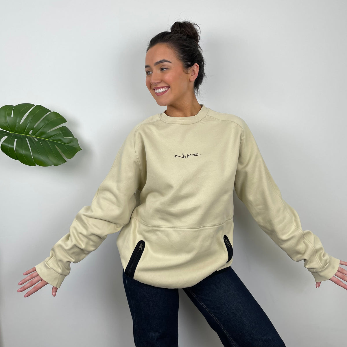 Nike RARE Cream Embroidered Spell Out Sweatshirt (S) – Jamie Online Vintage