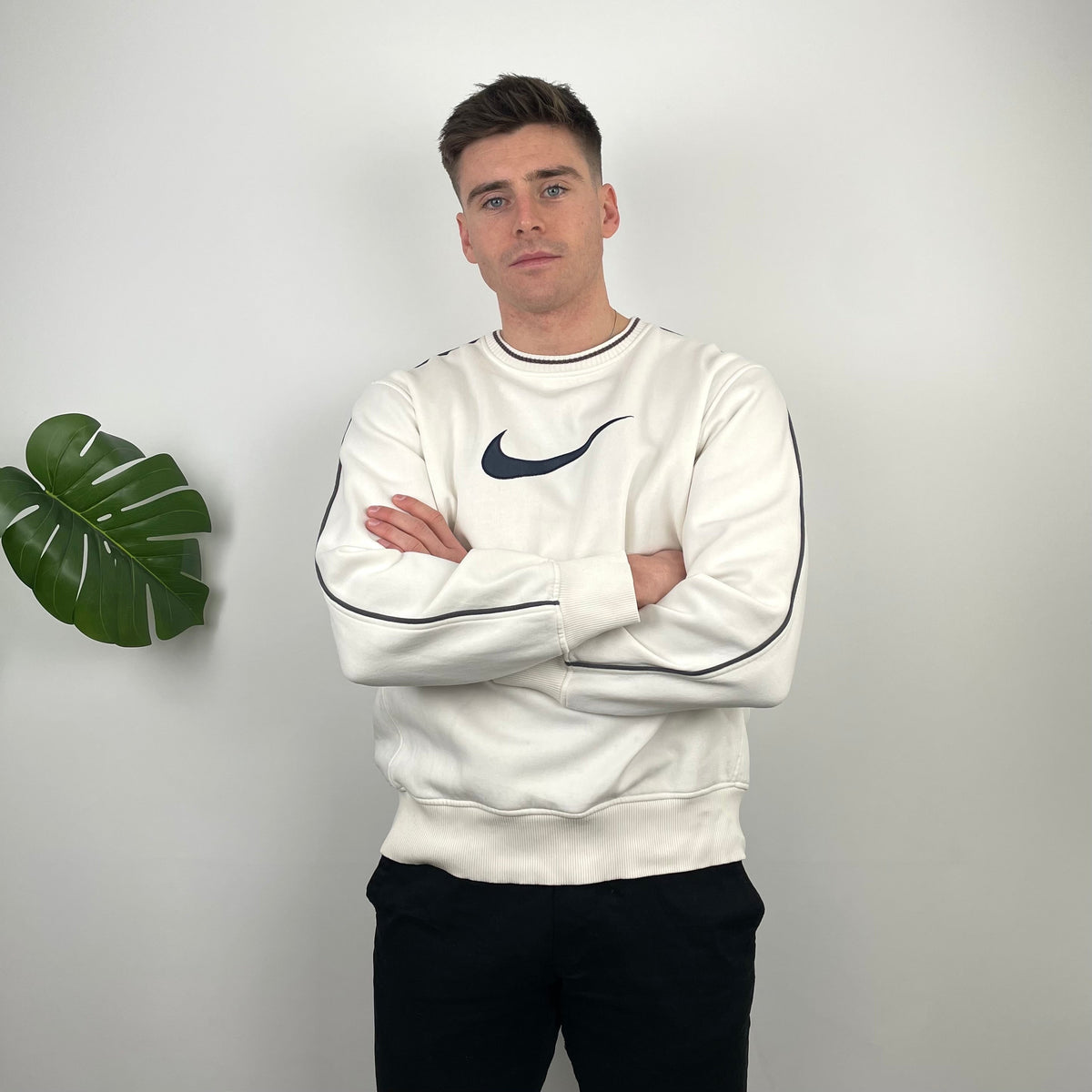 Nike White Embroidered Swoosh Sweatshirt (L) – Jamie Online Vintage