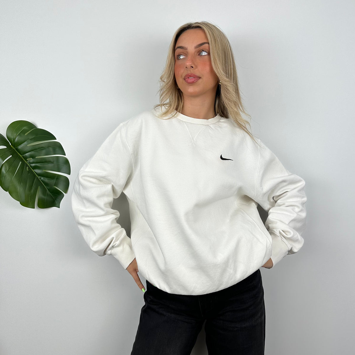 Nike White Embroidered Swoosh Sweatshirt (L) – Jamie Online Vintage